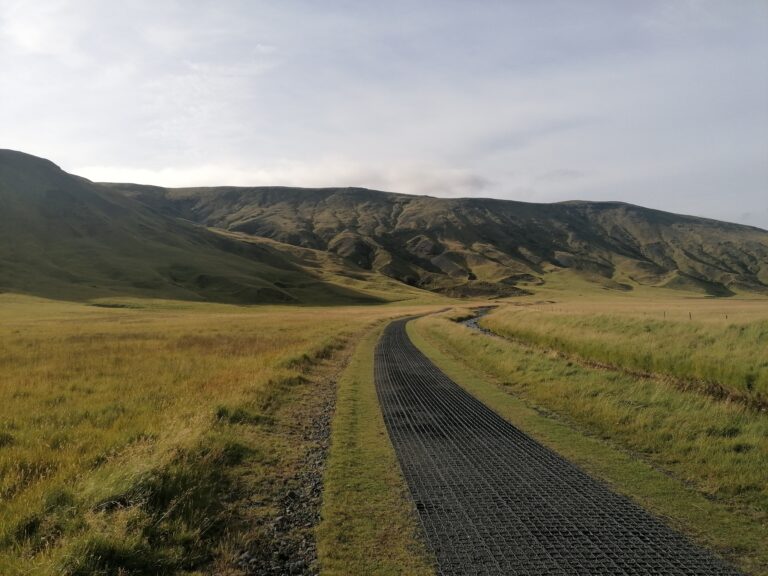Gejzery Islandii – Geysir i Strokkur w dolinie geotermalnej Haukadalur